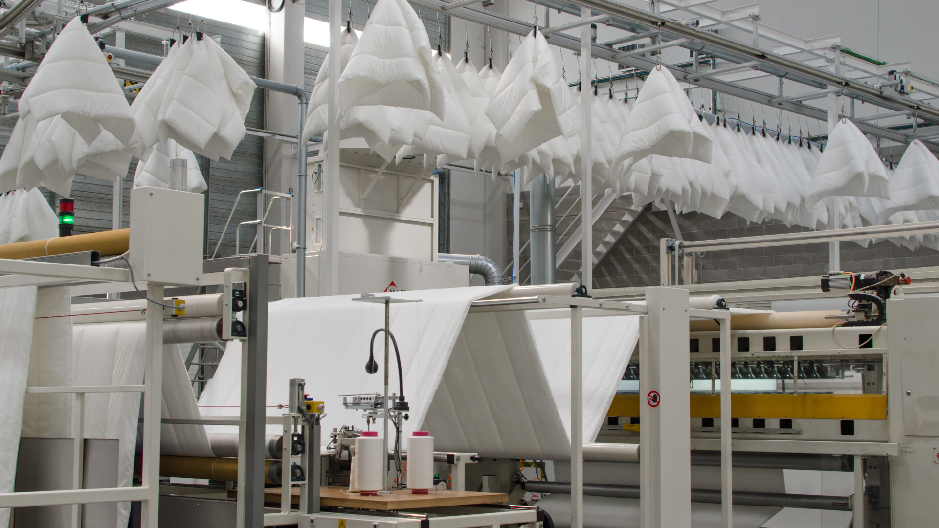 Automatic lines for producing quilts with fibres