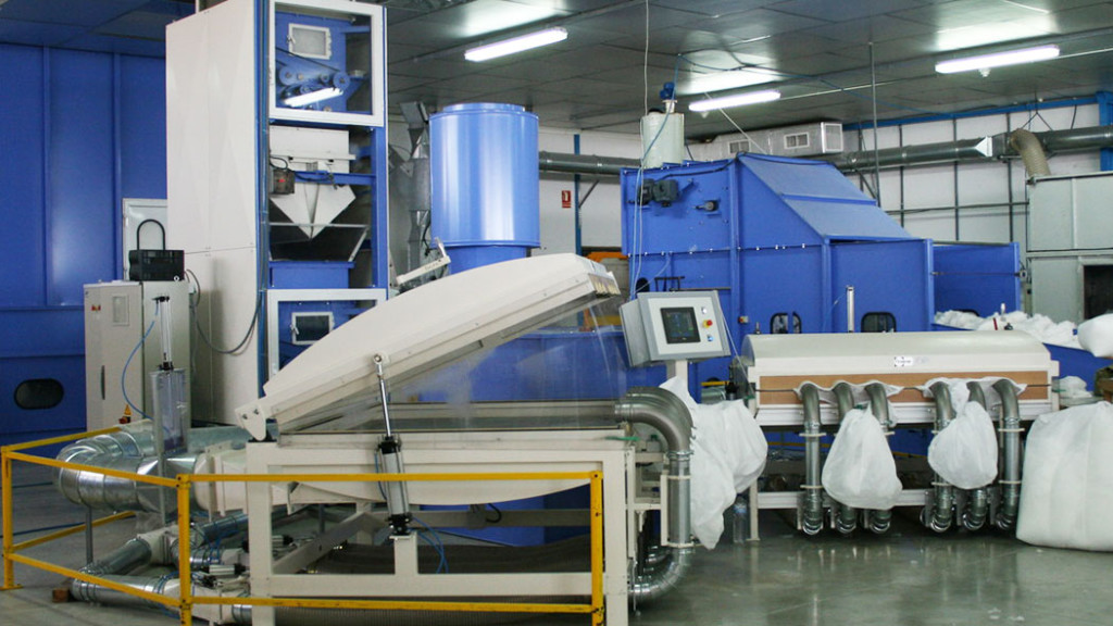 Technology for filling sofa or pouf cushions with fibres